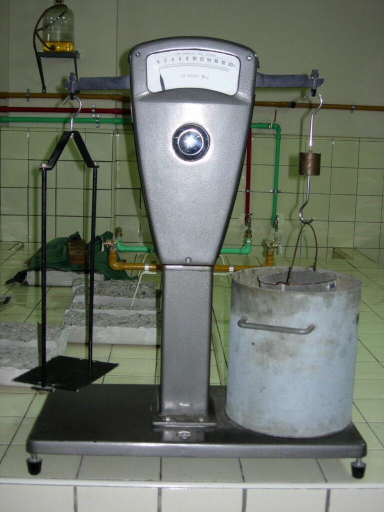 7 Balanza hidrostática | Centro de Geología Aplicada, Agua y Medio Ambiente